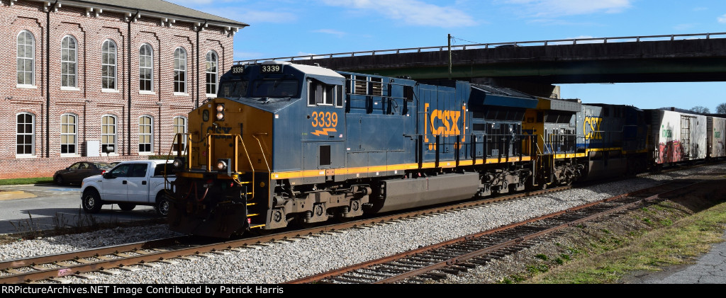 CSX 3339 ET44AH and CSX 688 CW60AC leads CSX 042 intermodal and Tropicana train north through ...